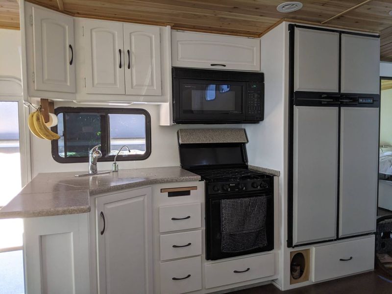 Camper For Sale: Renovated 2003 Winnebago Itasca Suncruiser 35U Class