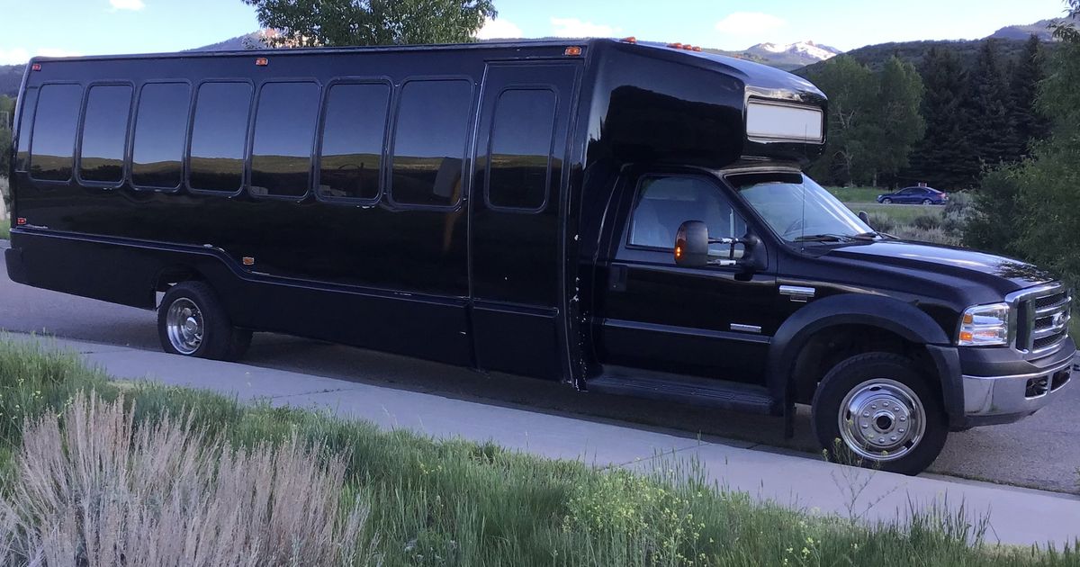 Camper For Sale: rare factory 4x4 2006 Ford F-550 Krystal Koach shuttl