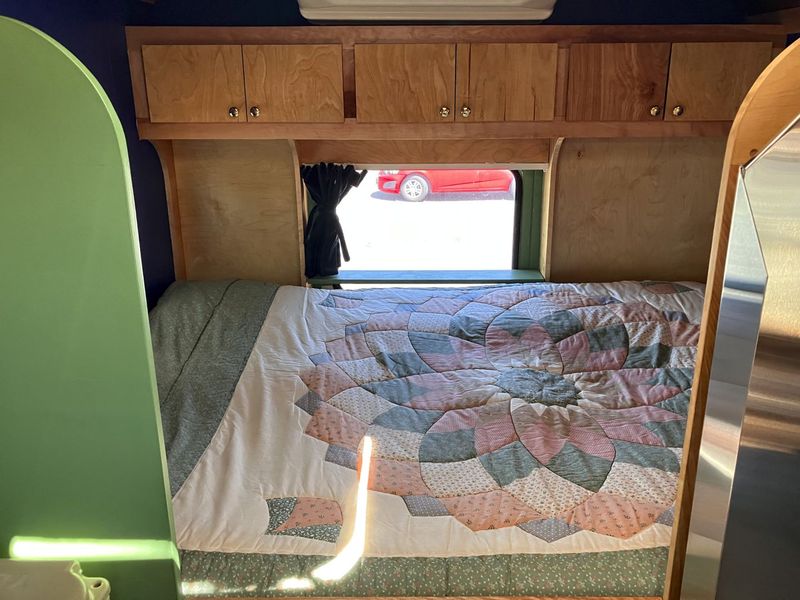 Skoolie For Sale: Turnkey off-grid short skoolie