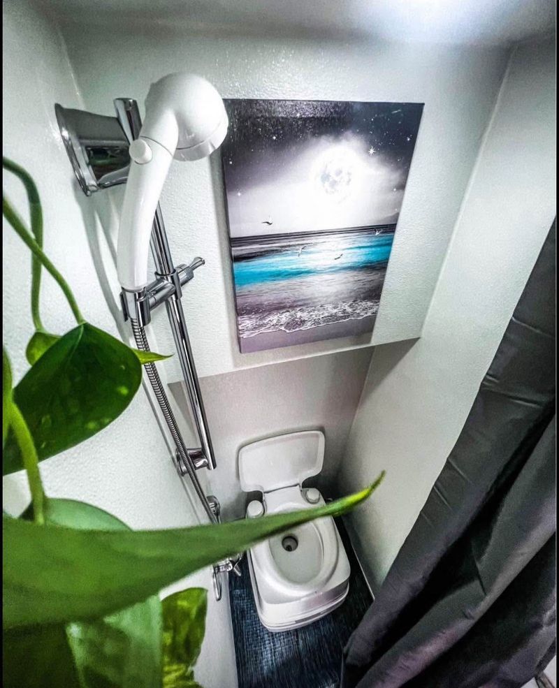 Camper Van For Sale: 2009 Ford Econoline XLT Super Duty Extended Cab