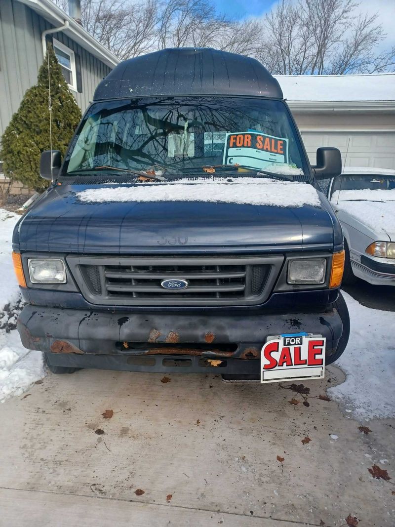 Camper Van For Sale: 2005 Ford E-350 Super Duty – High Roof Camper Pro