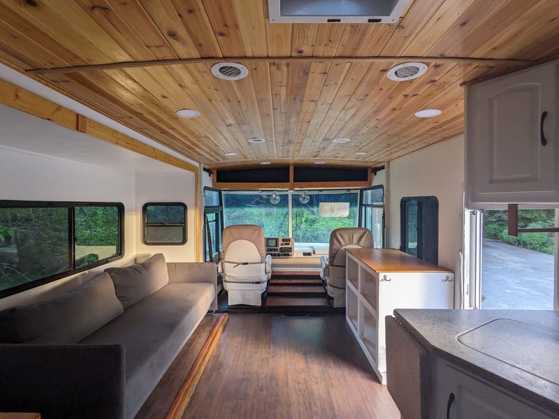 Camper For Sale: Renovated 2003 Winnebago Itasca Suncruiser 35U Class